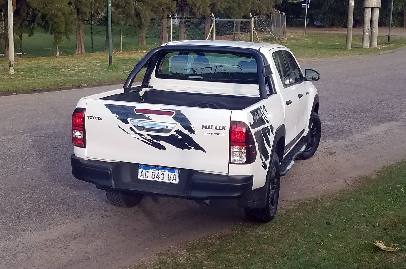 Test: Toyota Hilux Limited 2.8 TDI MT - Minuto Motor