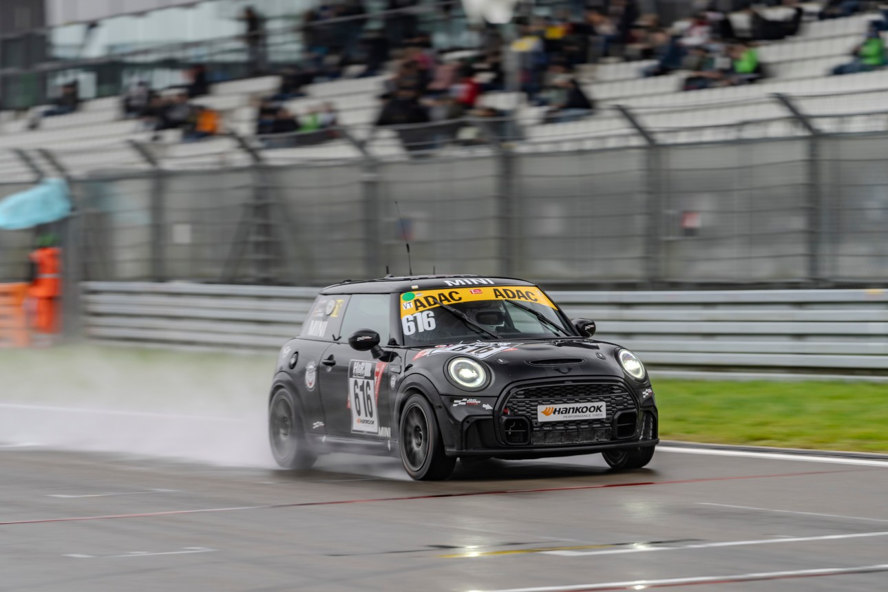 El nuevo logo de John Cooper Works debutó en Nürburgring